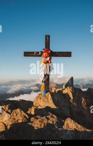 A cross on the summit of Mont Valier, Pyrenees Stock Photo - Alamy