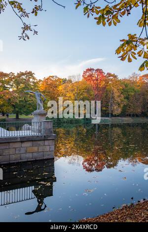 Autumn in Lazienki PArk, Jesien w Parku Lazienki Stock Photo - Alamy