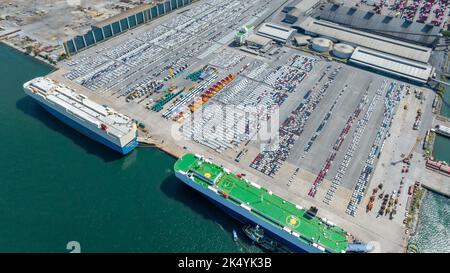 Many new cars running cargo ship, Ro-Ro Ship for import export shipping ...