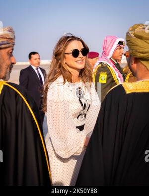 Muscat, Oman. 04th Oct, 2022. King Abdullah II and Queen Rania and ...