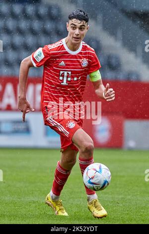 Aleksandar PAVLOVIC (FC Bayern Munich) with face mask. Action, single ...