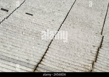 Roof in fiber cement with asbestos or "eternit": to be replaced as it ...