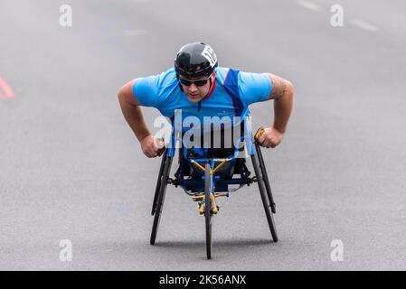Stuart Bloor wheelchair athlete racing in the TCS 2022 London Marathon ...