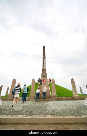 Tourists visiting The Haugesund Monument, Haugesund, Nordseeküste ...