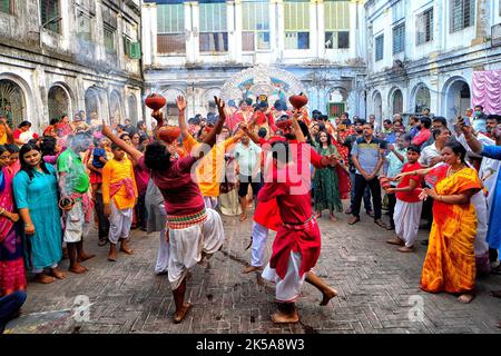 Serampore, India. 05th Oct, 2022. Indian Hindu devotees seen with their ...
