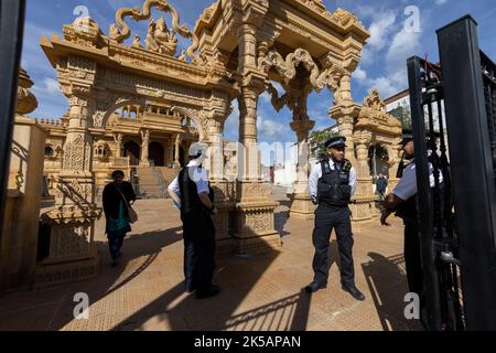 Metropolitan Police keep an eye outside the Shree Santa Hindu Temple ...