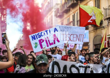 Palermo, Italy. 7th Oct, 2022. Hundreds protest in Palermo against the ...
