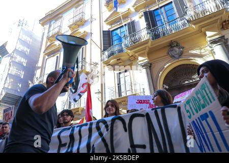 Palermo, Italy. 7th Oct, 2022. Hundreds protest in Palermo against the ...