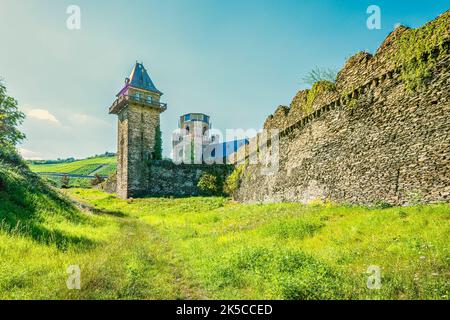 Michelfeldturm I und half tower in Oberwesel on the Middle Rhine, on ...