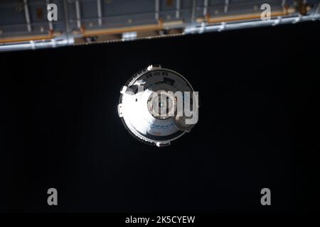 Boeing's CST-100 Starliner crew ship approaching the International ...