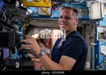 NASA astronaut Bob Hines performs the GRIP experiment in the Columbus ...