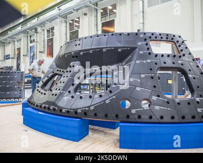 Lockheed Martin engineers assemble Orion's Artemis I crew module at ...