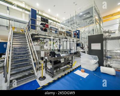 Lockheed Martin engineers assemble Orion's Artemis I crew module at ...