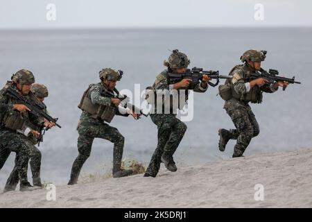 Manila, Philippines. 7th Oct, 2022. FIlipino marines make a beach ...