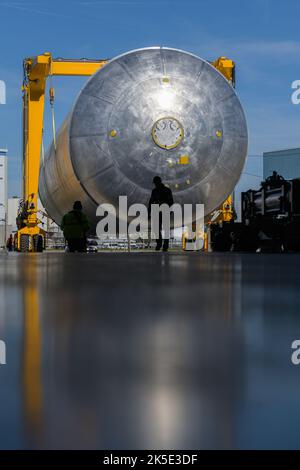 NASA prepares the SLS liquid hydrogen tank at Michoud for Artemis III ...