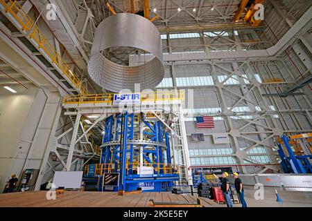 Move crews at NASA’s Michoud Assembly Facility lift the aft liquid ...