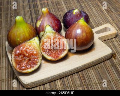 Sliced figs on the chopping board Stock Photo - Alamy