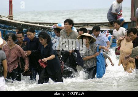 DAMIEN NGUYEN, THE BEAUTIFUL COUNTRY, 2004 Stock Photo - Alamy