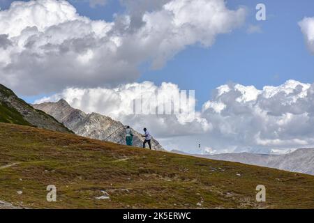 Sinthan Top, India. 04th Oct, 2022. A visitor explores the Sinthan top ...