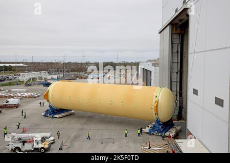 NASA prepares the SLS liquid hydrogen tank at Michoud for Artemis III ...