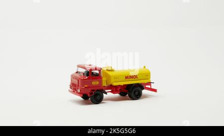Automodell DDR IFA L60 Tankwagen MINOL, Umbau auf Herpa, Maßstab 1/87 ...