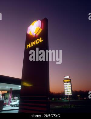 MINOL Tankstellendesign 1991 in purpurviolett, Agentur HC ANDRESEN ...