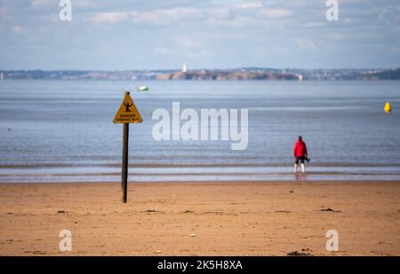 Sinking sand warning sign on sandy beach Stock Photo - Alamy