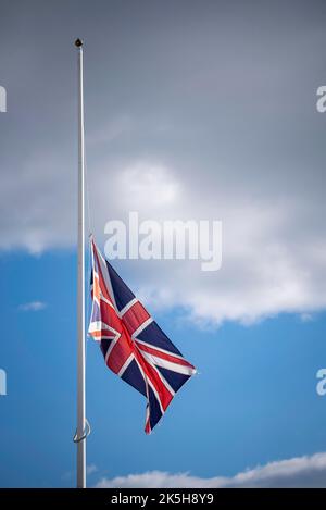 A half-mast flag is hoisted at the National Diet building to ...