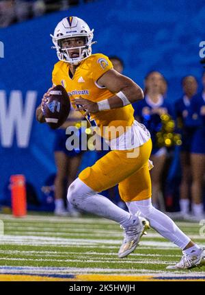 San Jose State quarterback Chevan Cordeiro (2) hands the ball off to ...