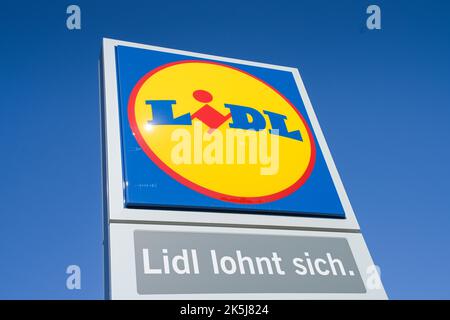 Logo Lidl supermarket, Berlin, Germany Stock Photo - Alamy
