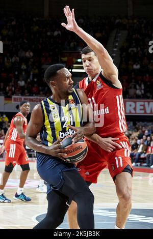 Vladimir Lucic (FC Bayern Basketball, #11) mit Isiaha Mike (FC Bayern ...