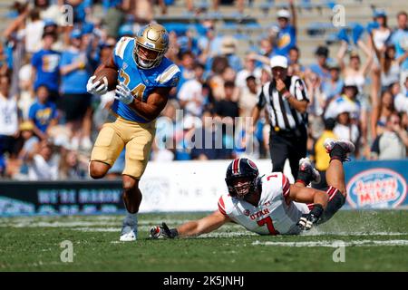 Utah defensive end Van Fillinger (7) runs around the edge during the ...