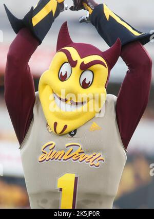 Tempe, Arizona, USA. 8th Oct, 2022. Giles Jackson (0) of the Washington ...