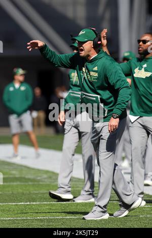 South Florida head coach Jeff Scott talks to his team during the second ...