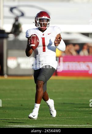 Washington State Cougars quarterback Cameron Ward (1) runs for a ...