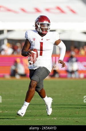 Washington State Cougars quarterback Cameron Ward (1) runs for a ...