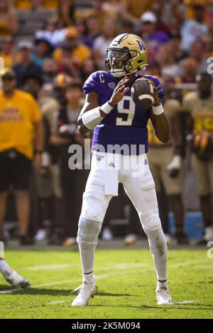 Washington quarterback Michael Penix Jr. (9) looks to pass against ...