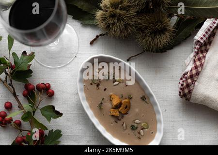 Vellutata di funghi porcini con semi e nipitella Stock Photo - Alamy