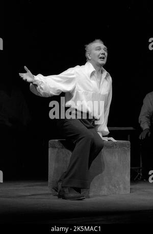 British actor Michael Redgrave, Teatro Cervantes, Buenos Aires ...