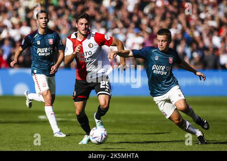 Rotterdam - Santiago Gimenez of Feyenoord, Mathias Kjolo of FC Twente ...