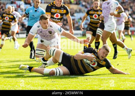 Jack Willis of Wasps Rugby scores a try during the Gallagher ...