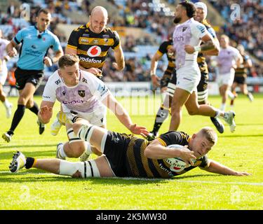 Jack Willis of Wasps Rugby scores a try during the Gallagher ...
