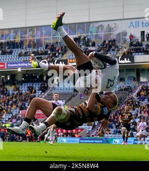 Wasps Jacob Umaga tackles Northampton Saints Courtnall Skosan during ...