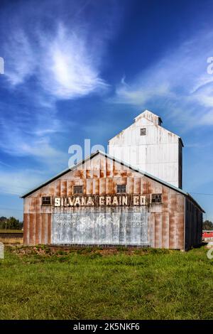 Silvana WA USA: 09-07-2022: Old Gas Station along Pioneer Highway Stock ...