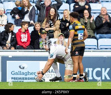 Northampton Saints' Alex Coles scores his side's second try of the game ...