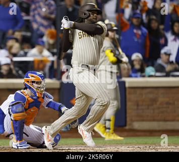 San Diego, United States. 09th Dec, 2023. Elizabeth Leachman (center ...