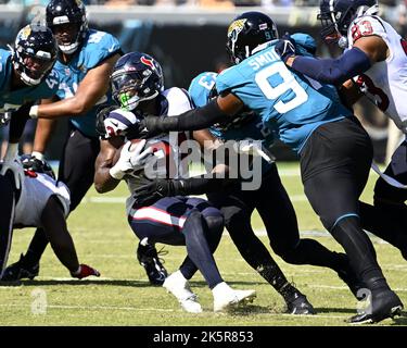 Houston Texans running back Dameon Pierce (31) runs against the Dallas ...