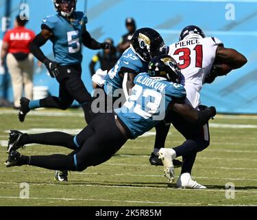 Houston Texans running back Dameon Pierce (31), left, and New York ...