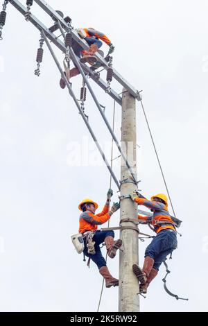 Linemen from a power company restoring power after Typhoon Odette in ...