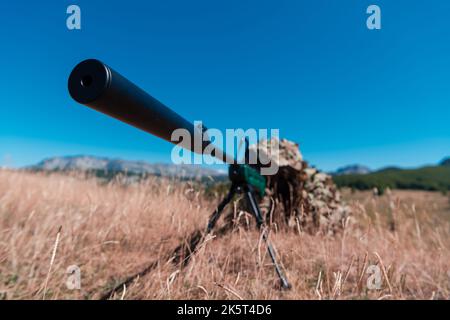 US Army Ranger aiming rifle Stock Photo - Alamy